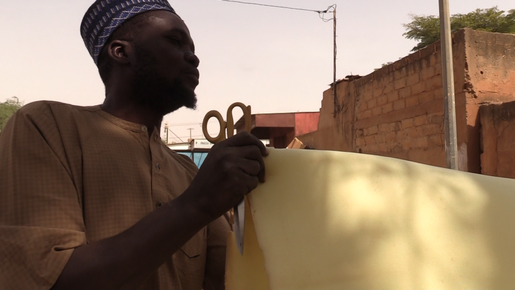 Portrait de Abdoulaye Youssoufa Maïga, un menuisier déficient visuel ...